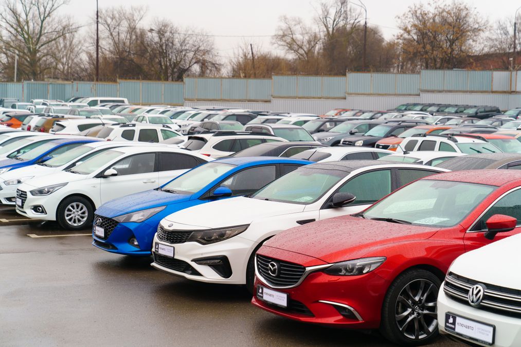 Auto usate, per acquistarle in Italia servono 13 stipendi. La ricerca ...