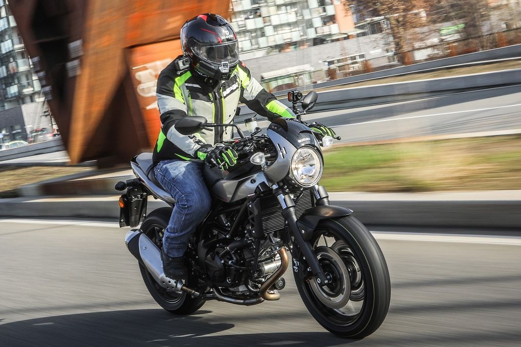 Niente casco? Allora non fai benzina alla moto. La proposta di legge ...