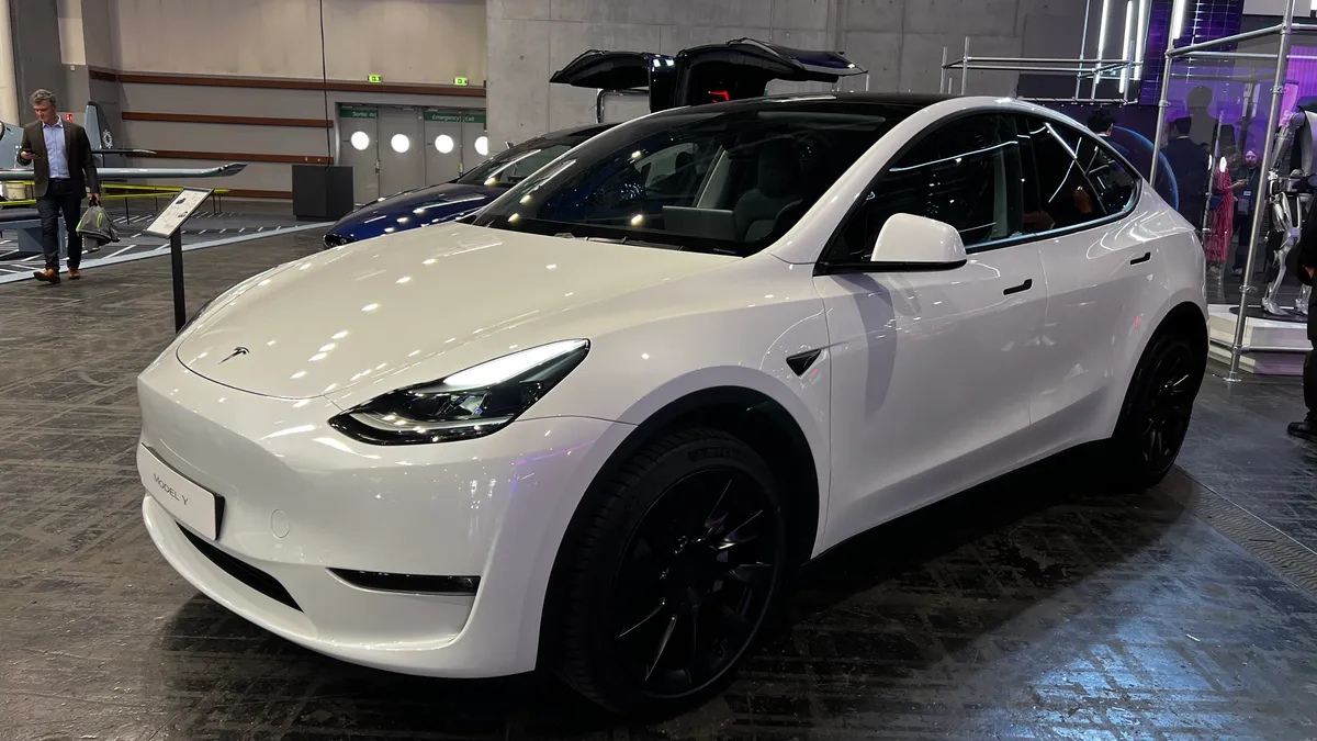 Ufficiale: Tesla Model Y a 7 posti arriva in Italia. Foto degli interni ...