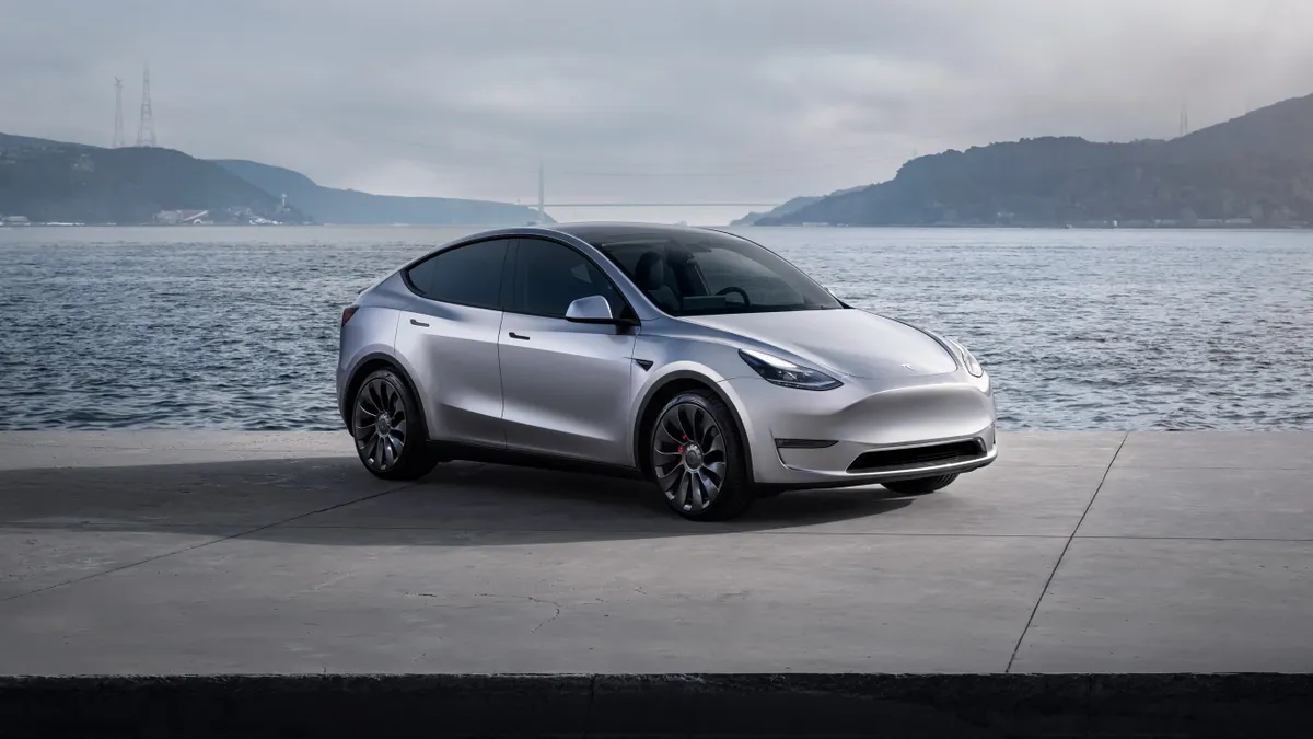 Tesla Model Y, come sarà il restyling del SUV elettrico? Ecco i primi ...