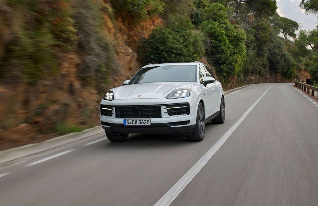 Porsche Cayenne elettrica, i collaudi proseguono al Nurburgring. Foto ...