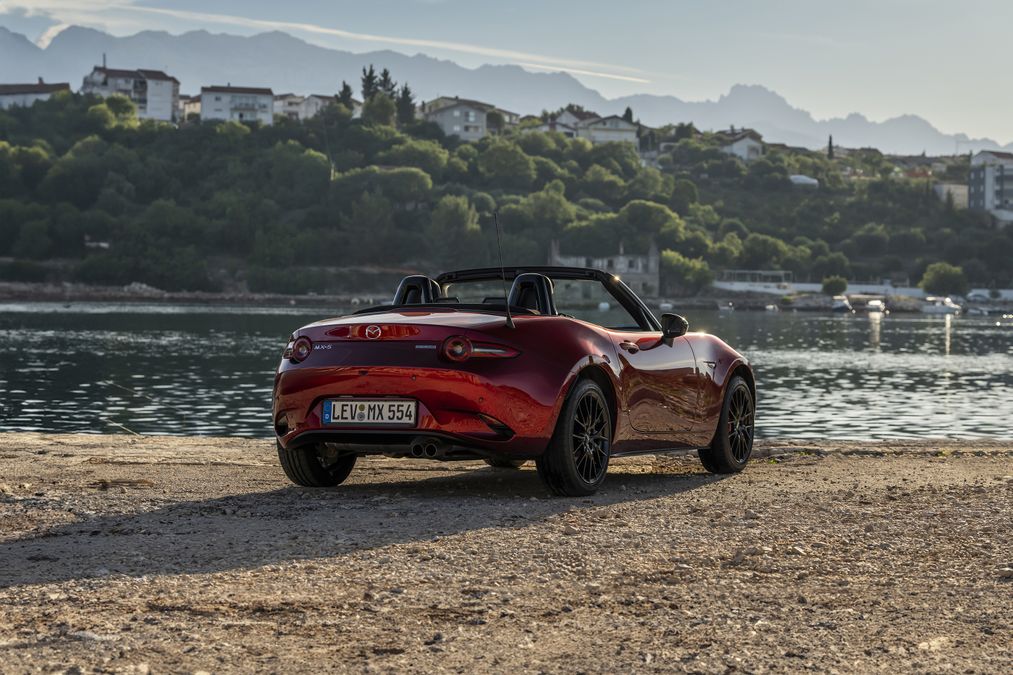 Mazda MX-5 (2024): prova su strada e addio al 2 litri da 184 cv | Video ...