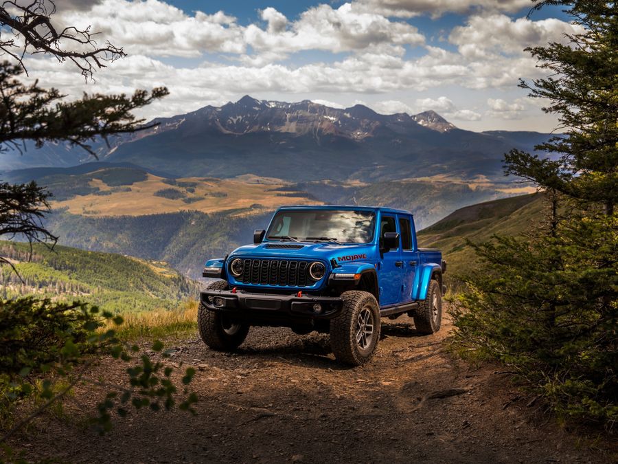 Jeep Gladiator introduce l’allestimento Shadow Ops, la prima edizione ...