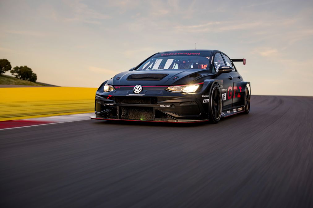 La Volkswagen Golf GTI 50th Anniversary Edition alla 24 Ore del ...